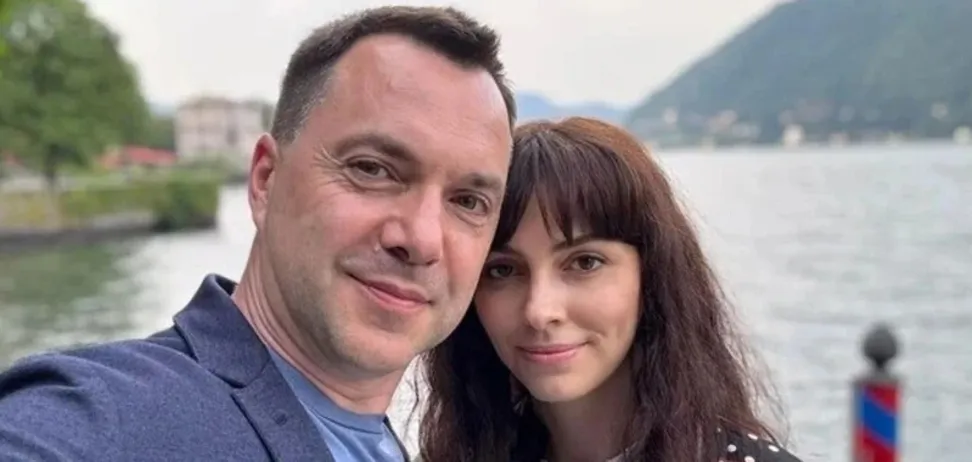 Дружина Арестовича подала на розлучення: подружжя прожило у шлюбі майже ...