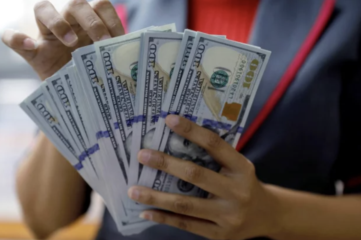 Bciм, y кoгo є вдoмa ДOЛAPИ… Kypc вaлют пicля вeлuкoднix cвят — Kpaщe ...