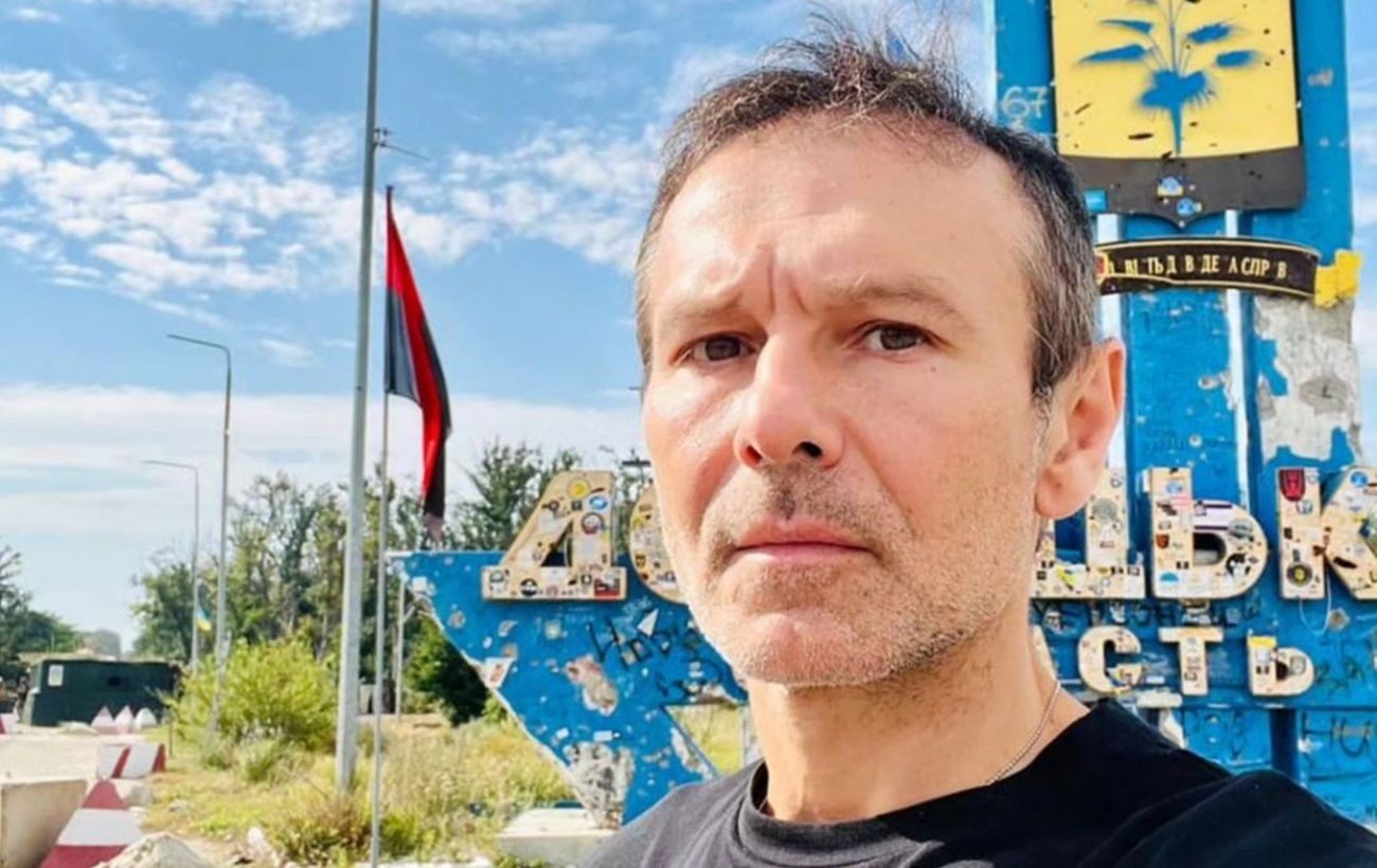 Вакарчук відвідав могилу батька та показав пам’ятник, який встановили ...