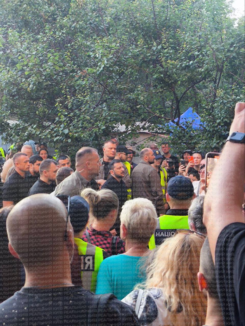 Зеленський прибув на місце зруйнованого будинку в Києві, але сталося ...